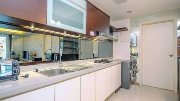 Quarto | Cozinha privada | Um frigorífico, um micro-ondas, uma placa de cozinha