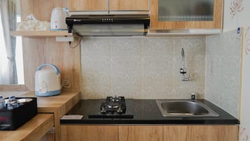 Quarto | Cozinha privada | Um frigorífico, uma placa de cozinha, utensílios de cozinha