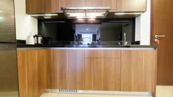 Quarto | Cozinha privada | Um frigorífico, uma placa de cozinha, utensílios de cozinha