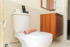 Quarto | Casa de banho | Um polibã, artigos de higiene pessoal grátis, toalhas fornecidas