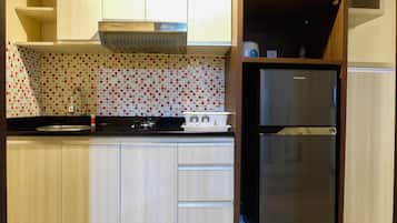 Quarto | Cozinha privada | Um frigorífico, uma placa de cozinha, utensílios de cozinha