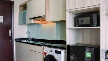 Geladeira, cooktop, talheres/pratos/utensílios de cozinha