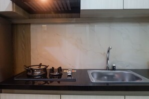 Geladeira, cooktop, talheres/pratos/utensílios de cozinha