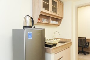 Geladeira, cooktop, talheres/pratos/utensílios de cozinha