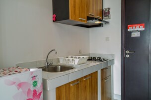 Quarto | Cozinha privada | Um frigorífico, uma placa de cozinha, utensílios de cozinha 