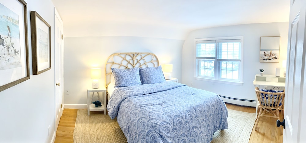 Stunning Beach Cottage Just Steps From Marblehead Harbor And Town - Marblehead, MA