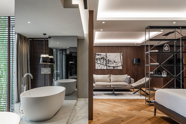 Quarto casal empresarial | Roupas de cama premium, edredons de pluma, frigobar, escrivaninha