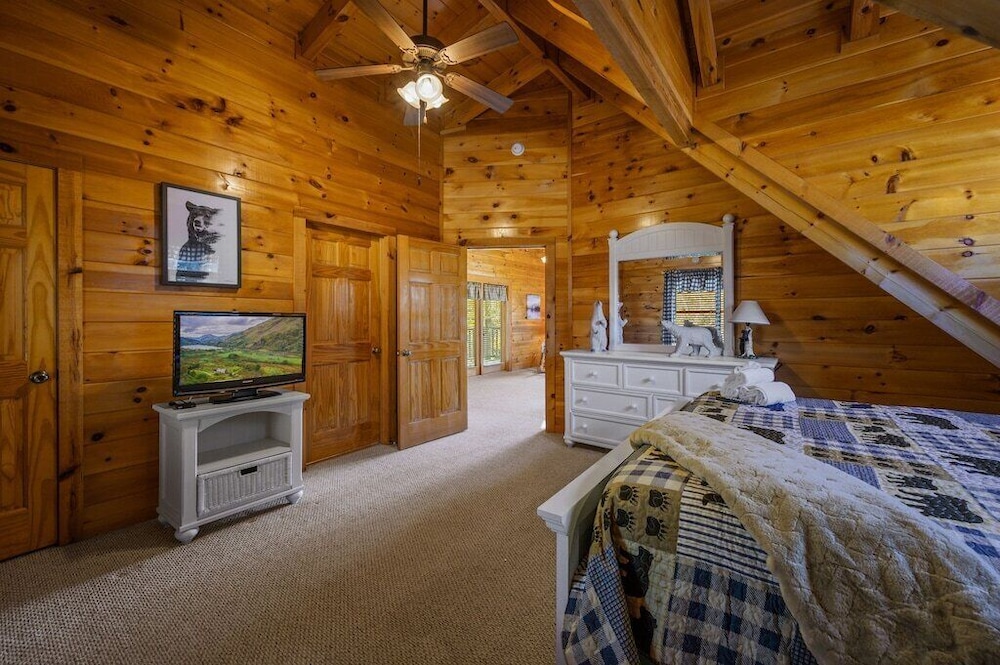 Huge 4bdrm Cabin!… Hot Tub… Game Room… Location!… - Pigeon Forge, TN