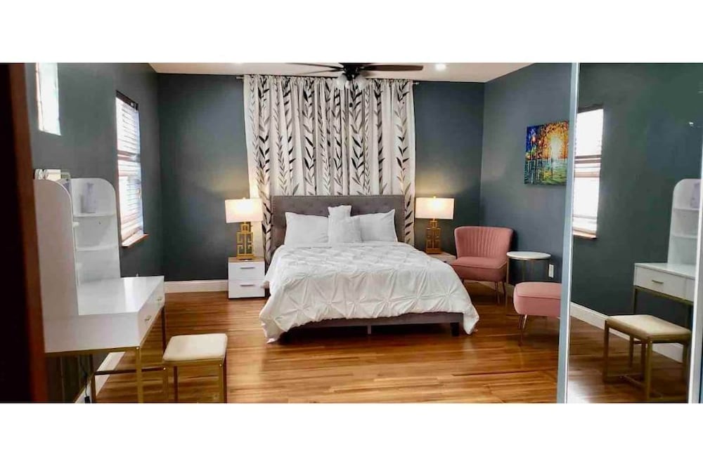 The Coconut Villa Spacious House - Hollywood, FL