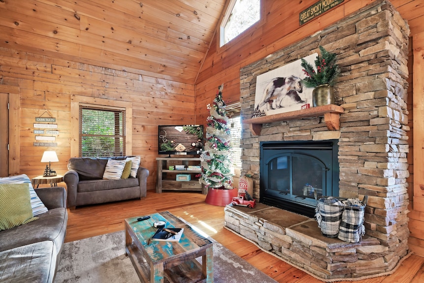 Awesome Deals, King Bed, Hot Tub, Private, Arcade, Real Log Cabin - Pigeon Forge, TN