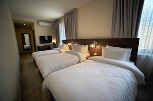 Quarto Triplo Premium | Roupa de alta qualidade, minibar, cofre no quarto, secretária 