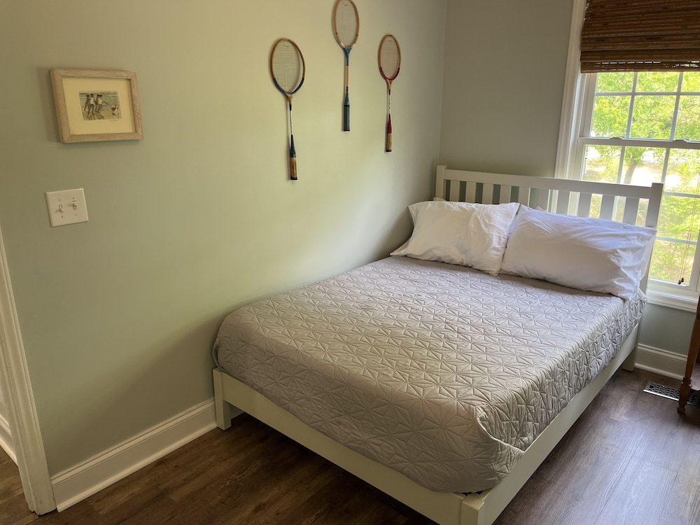 Spacious 3bed/2.5bath Home With Included Golf Cart, Hot Tub, 15min Walk To Beach - Oak Island, NC