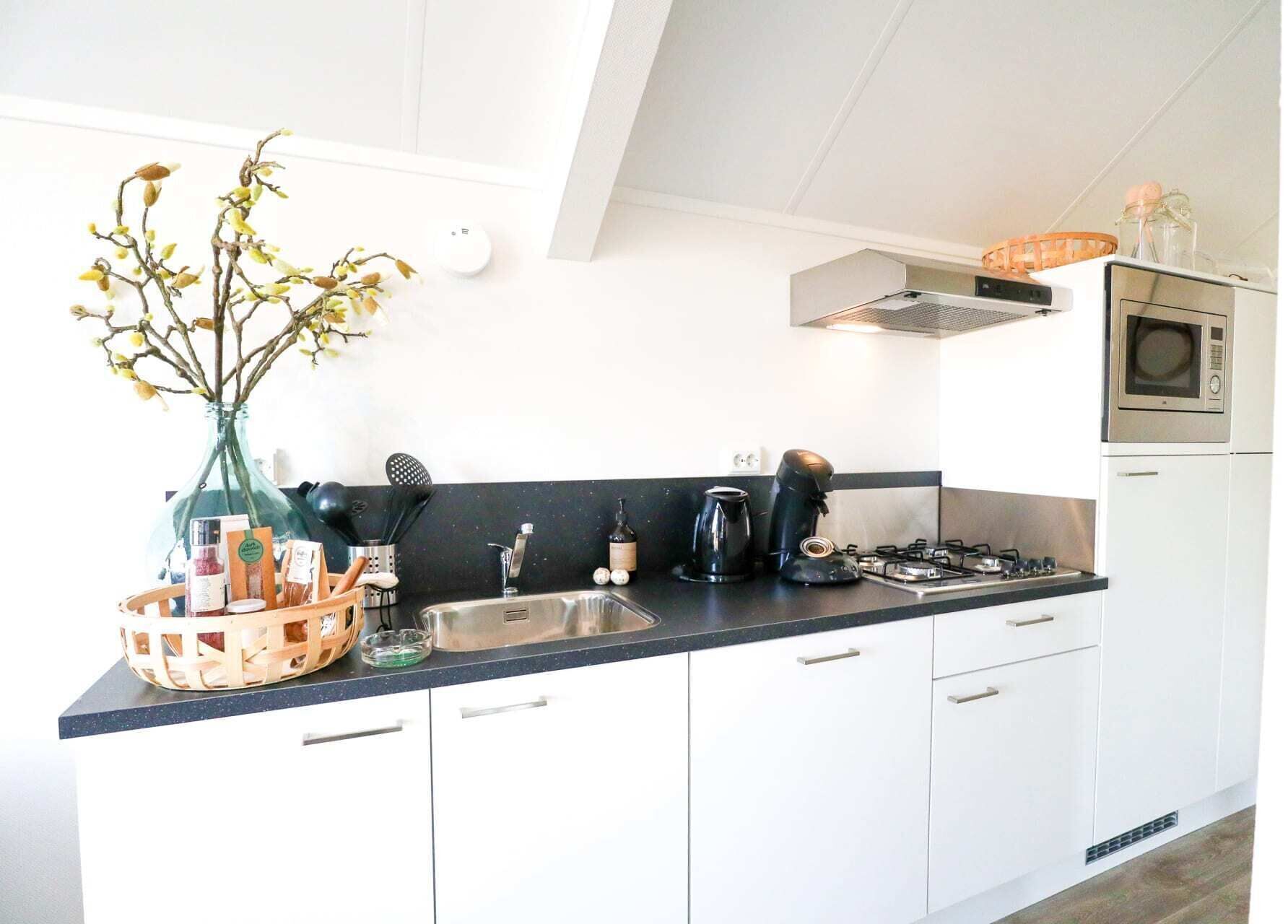 Cozinha privada | Uma placa de cozinha, uma cafeteira/bule, utensílios de cozinha 