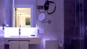 Quarto Individual Deluxe | Casa de banho | Um polibã, um chuveiro fixo, um secador de cabelo, toalhas fornecidas 