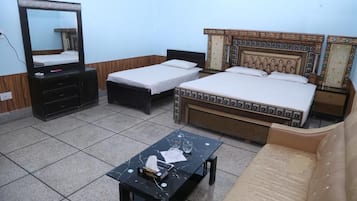 Quarto triplo luxo | Ferros/tábuas de passar roupa, Wi-Fi de cortesia, roupa de cama