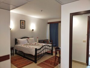 Minibar, cofre no quarto, cortinas/cortinados opacos