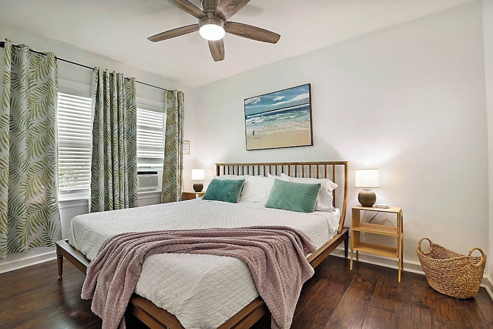 Steps To Beach & Downtown! Private Patio & Parking - Atlantis, FL