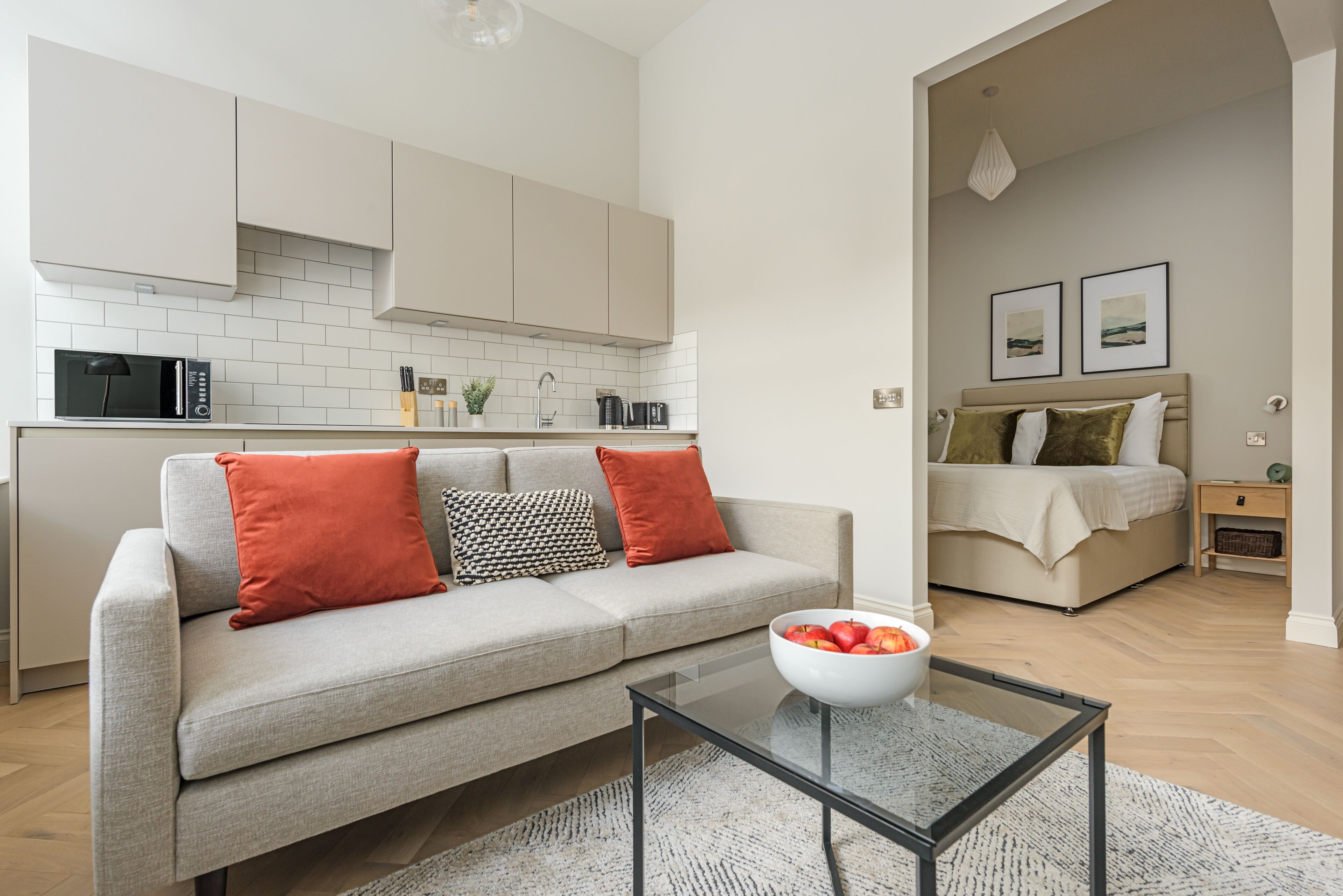 Apartamento superior, vista para o pátio | Área de estar | Smart TV 42 polegadas com canais digitais, TV, Netflix