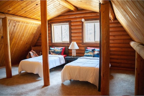 The Hideaway: Charming Log Cabin Near Hot Springs - Idaho (State)
