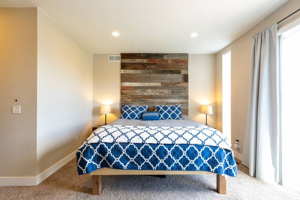 ★ Movie Theater ★ Fire Pit ★ Outdoor Space! ★ - Denver, CO