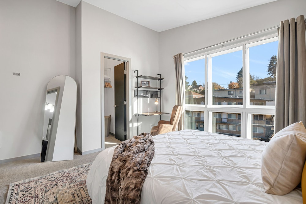 Stylish 3br Townhouse Just Minutes From Downtown! - Seattle, WA