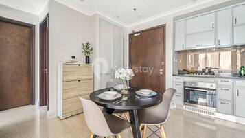 Apartamento, 2 quartos, Vista para a cidade | Sala de jantar