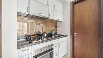 Apartamento, 2 quartos, Vista para a cidade | Cozinha privada | Um frigorífico, um micro-ondas, um forno, uma panela elétrica de arroz