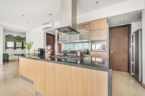 Apartamento, 3 quartos, vista para a cidade | Cozinha privada | Geladeira, micro-ondas, fogão, cafeteira/chaleira