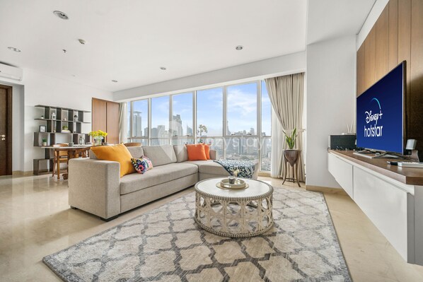 Apartamento, 3 quartos, vista para a cidade | Área de estar | Smart TV 43 polegadas com canais a cabo, TV, Netflix