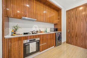 Apartamento, 1 quarto, vista para a cidade | Cozinha privada | Geladeira grande, micro-ondas, fogão, cooktop