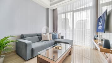 Apartamento, 1 quarto, Vista para a cidade | Sala de estar | Smart TV de 43 de polegadas com canais por cabo, televisor, Netflix