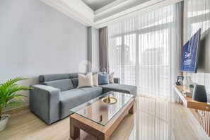 Apartamento, 1 quarto, vista para a cidade | Área de estar | Smart TV 43 polegadas com canais a cabo, TV, Netflix