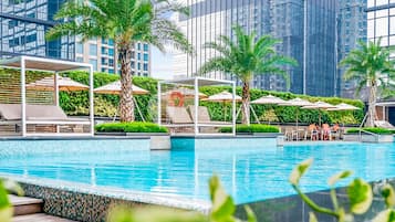 Piscina interior, piscina exterior, guarda-sóis