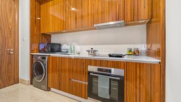 Apartamento, 1 quarto, Vista para a cidade | Cozinha privada | Um frigorífico, um micro-ondas, um forno, uma cafeteira/bule