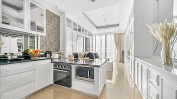 Apartamento, 1 quarto, Vista para a cidade | Cozinha privada | Um frigorífico, um micro-ondas, um forno, uma cafeteira/bule