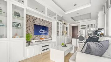 Apartamento, 1 quarto, Vista para a cidade | Sala de estar | Smart TV de 43 de polegadas com canais por cabo, televisor, Netflix