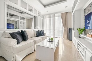 Apartamento, 1 quarto, vista para a cidade | Área de estar | Smart TV 43 polegadas com canais a cabo, TV, Netflix