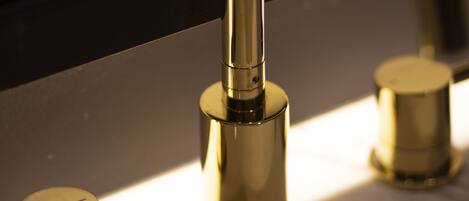 Um close-up de uma torneira de cozinha com design moderno.