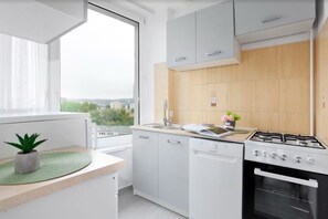 Suíte estúdio econômica | Cozinha privada | Geladeira, fogão, talheres/pratos/utensílios de cozinha, freezer