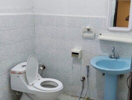 Quarto casal standard | Banheiro | Chuveiro, produtos de toalete grátis, toalhas de banho 