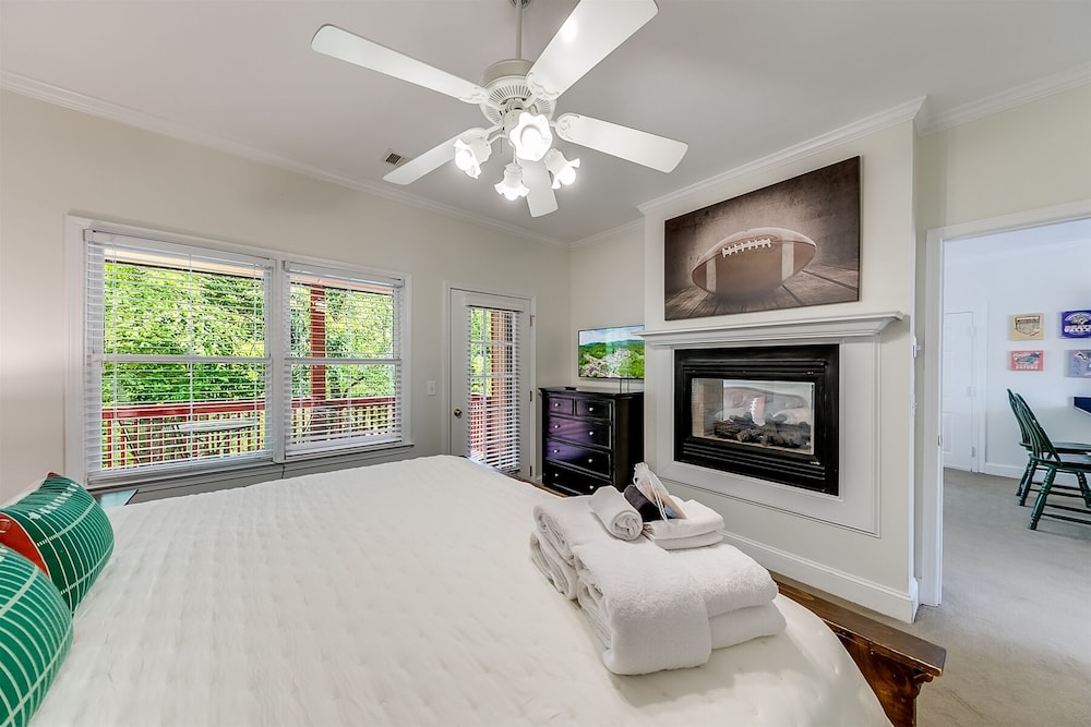 Alpine River Suites #501 - Riverfront Condo - Helen, GA