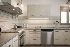 Villa | Cozinha privada | Um frigorífico/congelador grande, um micro-ondas, um forno 