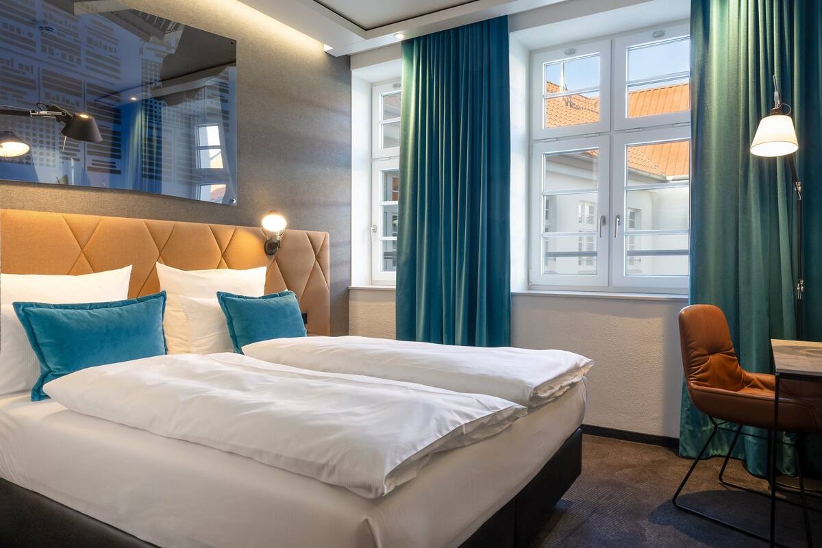 Escrivaninha, quartos à prova de som, Wi-Fi de cortesia, roupa de cama