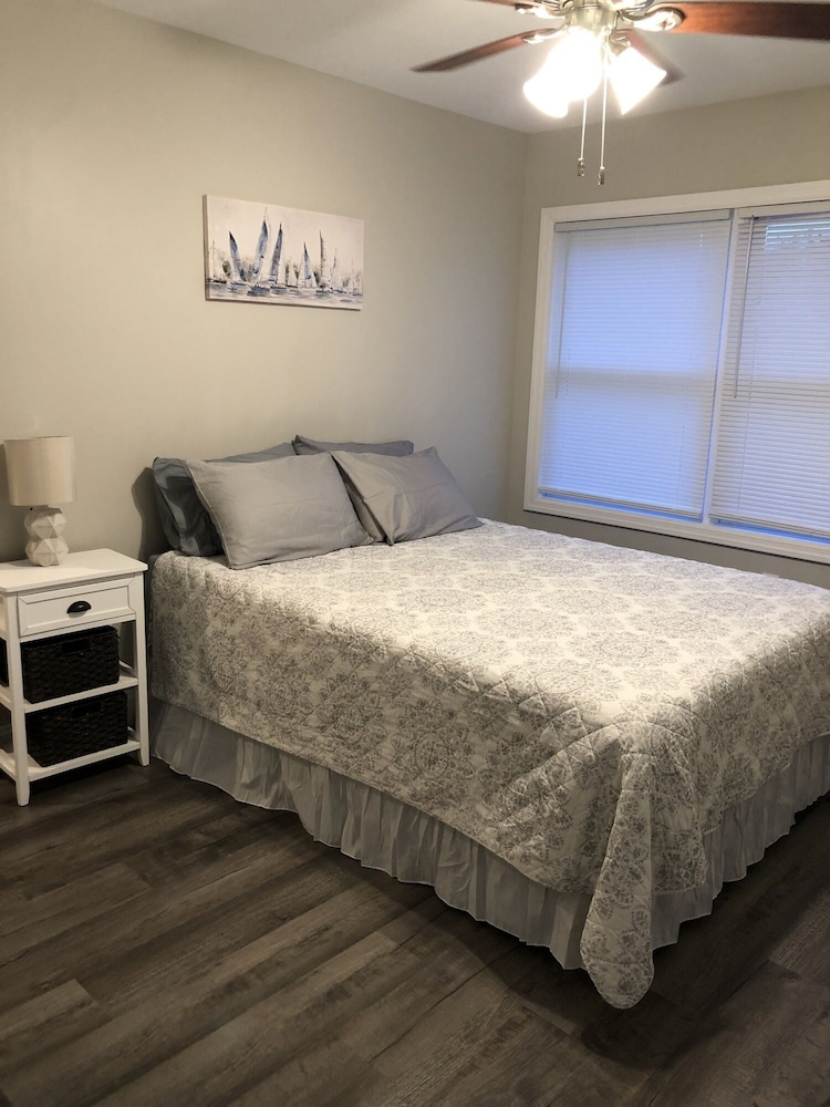 Modern Spacious Home Near Airport - Bangor, ME