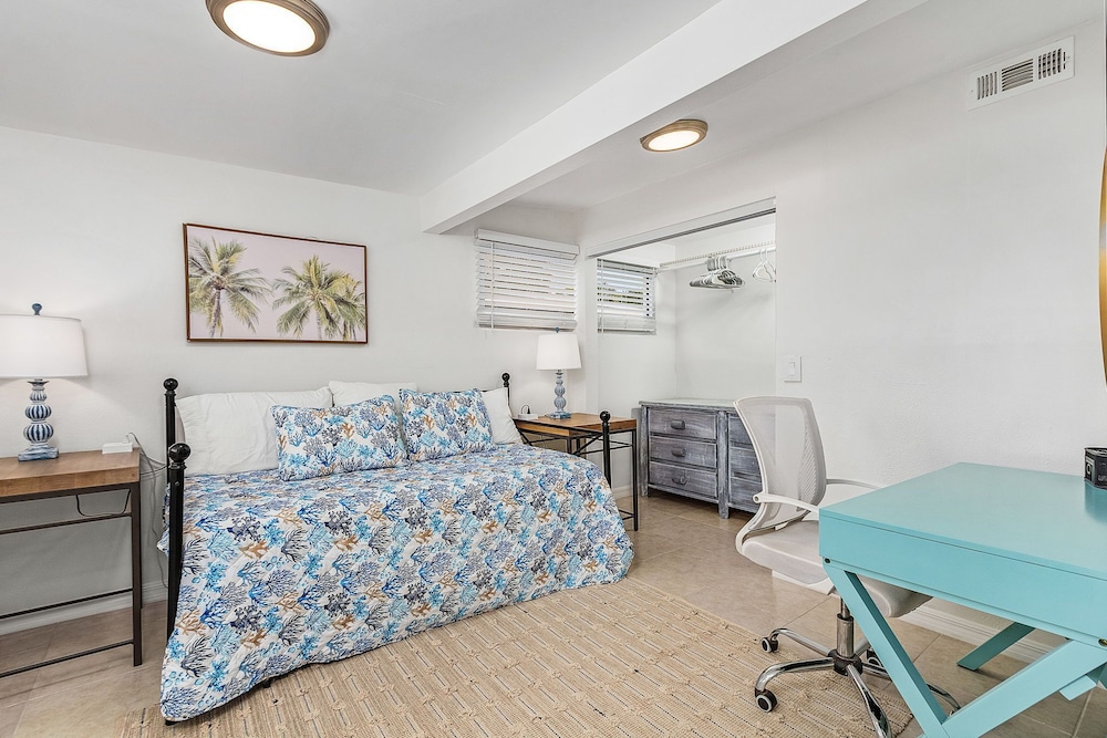 "La Casa Delmar" Heated Pool! Close To Beaches And 5th Ave. - Naples, FL
