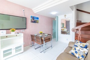 Apartamento | Sala de estar | Smart TV de 32 polegadas com canais digitais, televisor