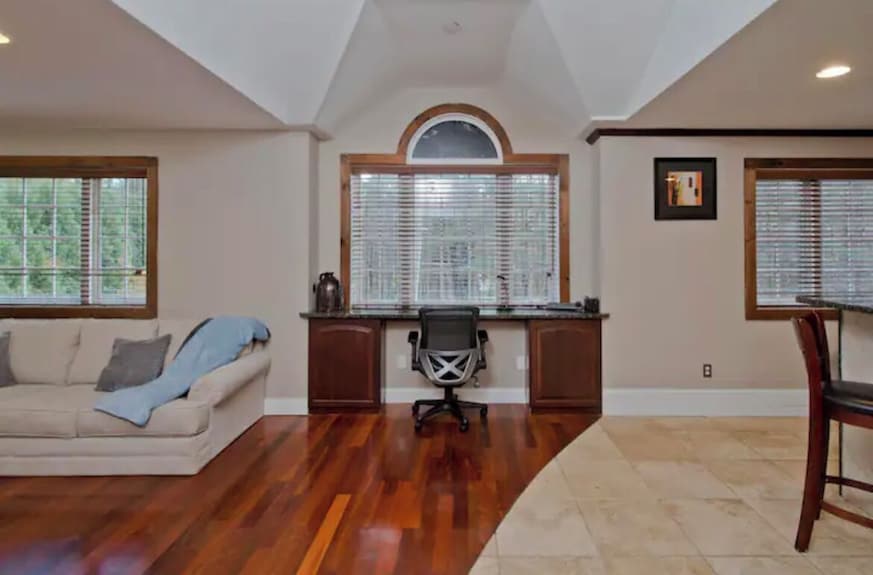 Cheerful 1-bedroom Residential Home. King Bed! - 노샘프턴