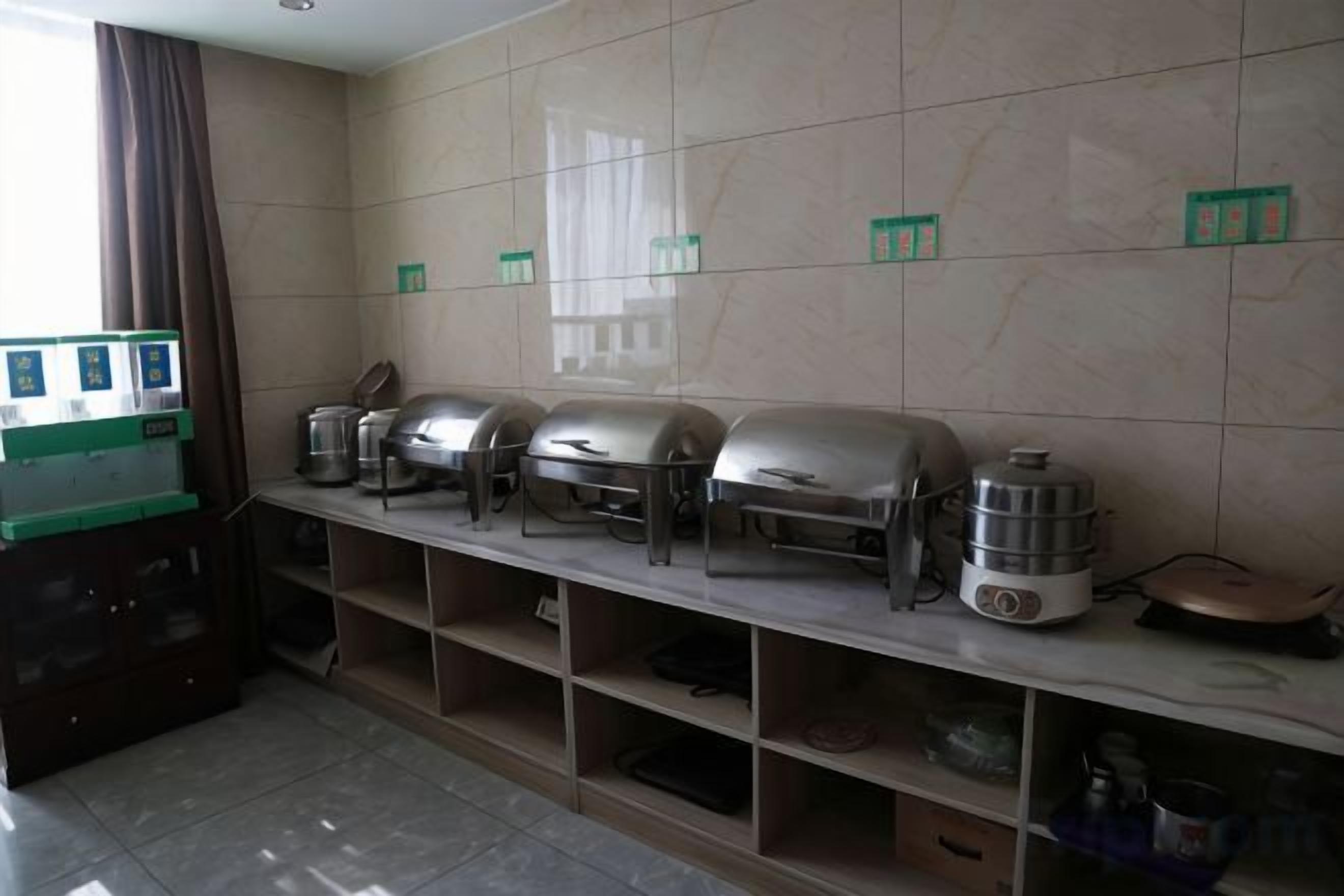 Disposição de buffet com várias estações de serviço e uma máquina de café.