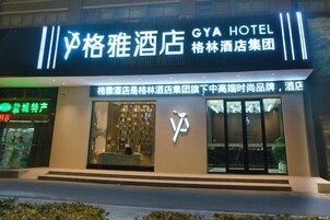Hotel com placa chamativa, área de recepção e entrada visível.