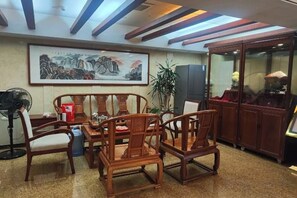 Quarto com móveis de madeira, uma pintura grande e um armário tradicional.